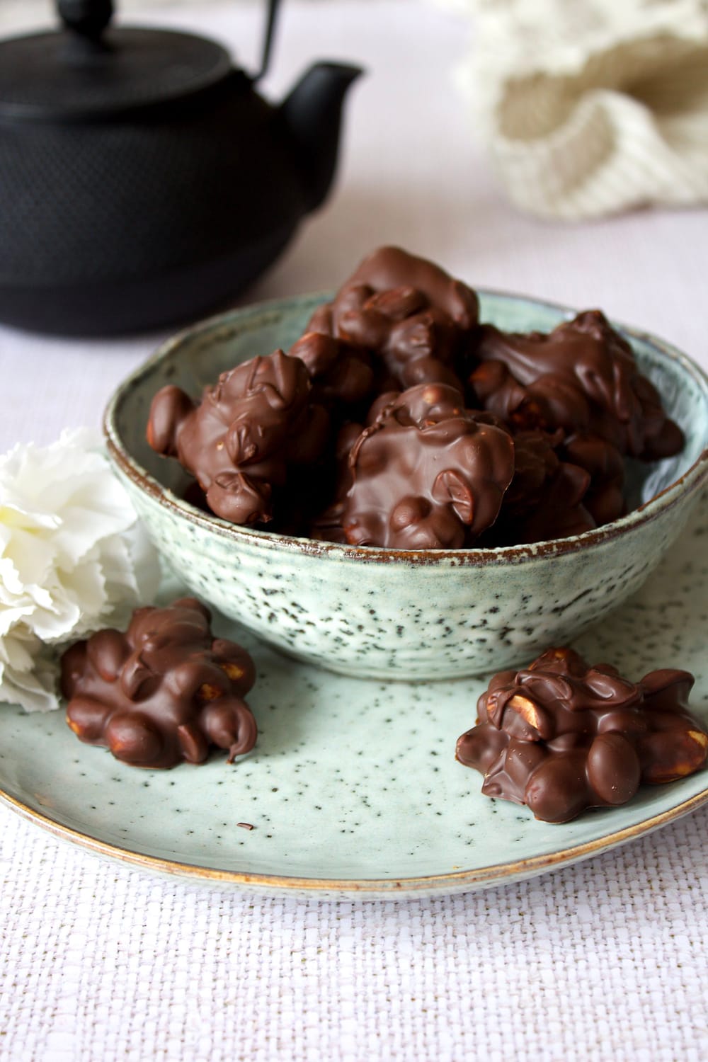 2 ingredients chocolate peanut clusters